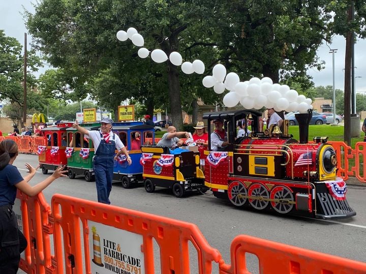 Li'l Grande brings joy to Irving, Texas with Wattman trackless trains